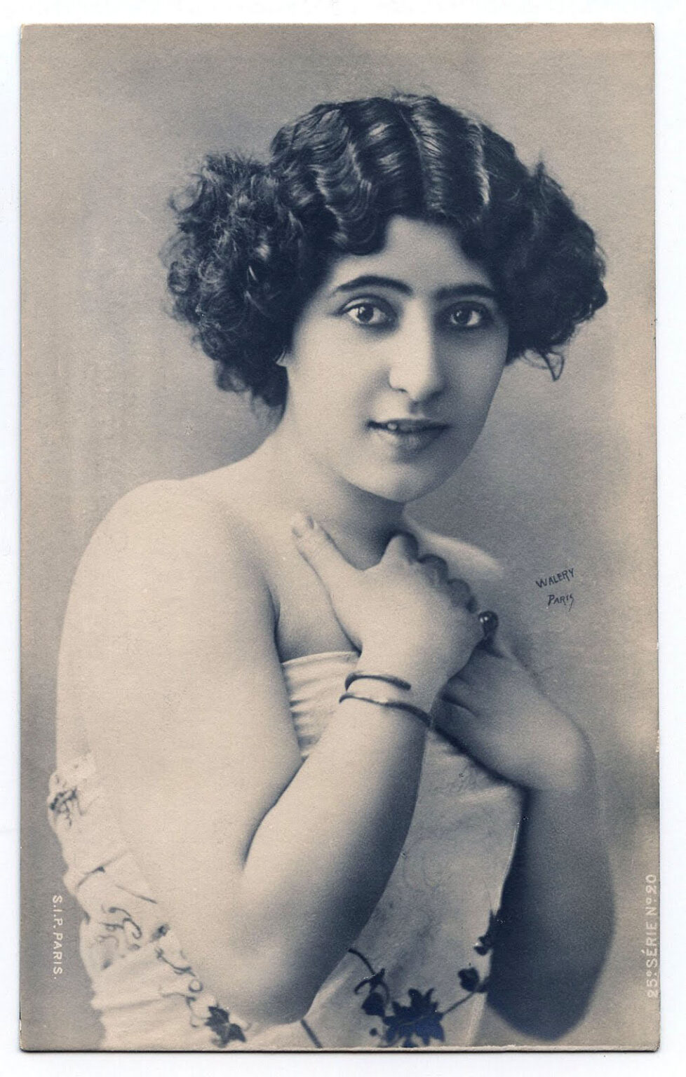 27 Vintage Beautiful Women Images - Old Photos! - The Graphics Fairy